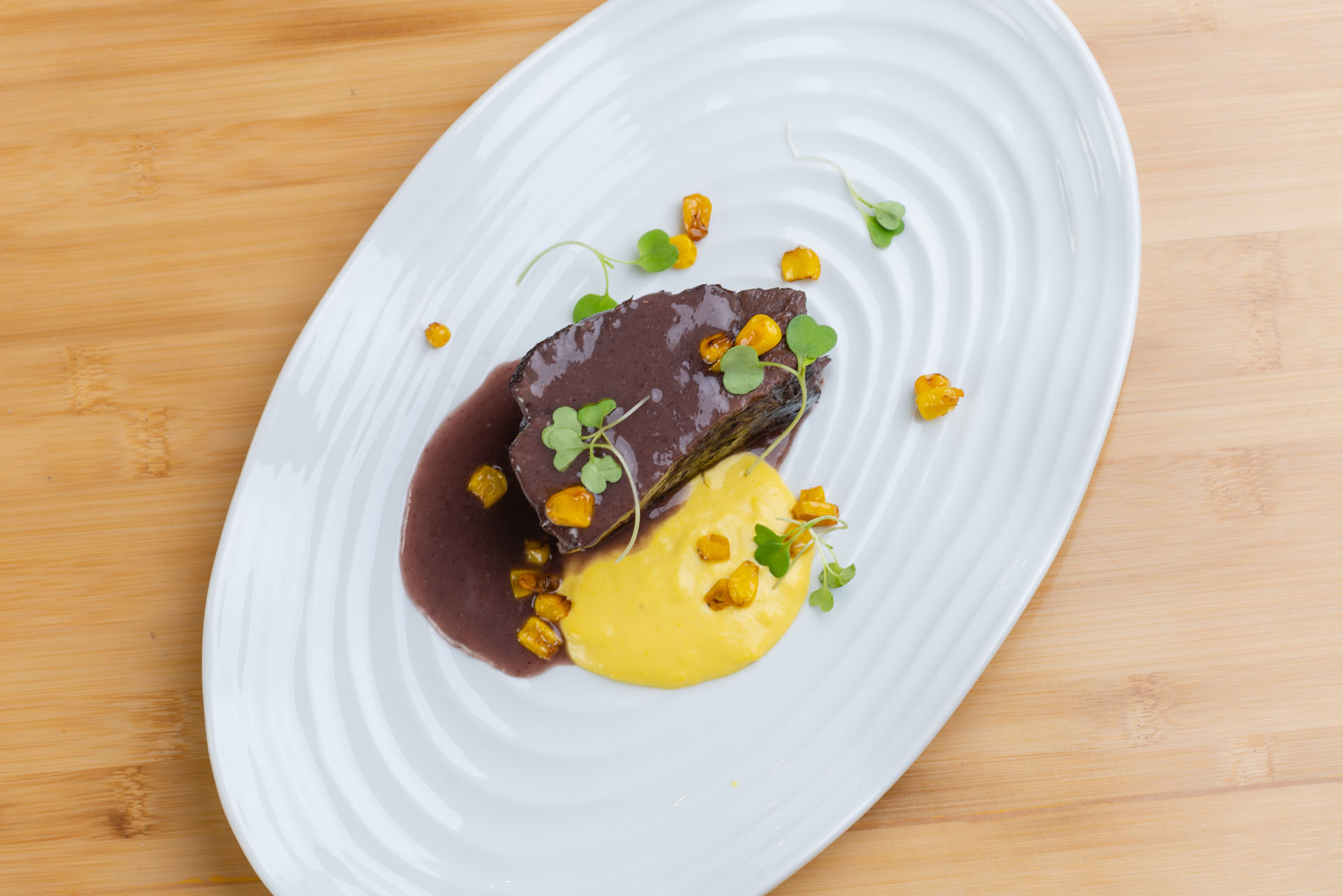 Braised tuna cheek with pea and mint mash - Fuentes